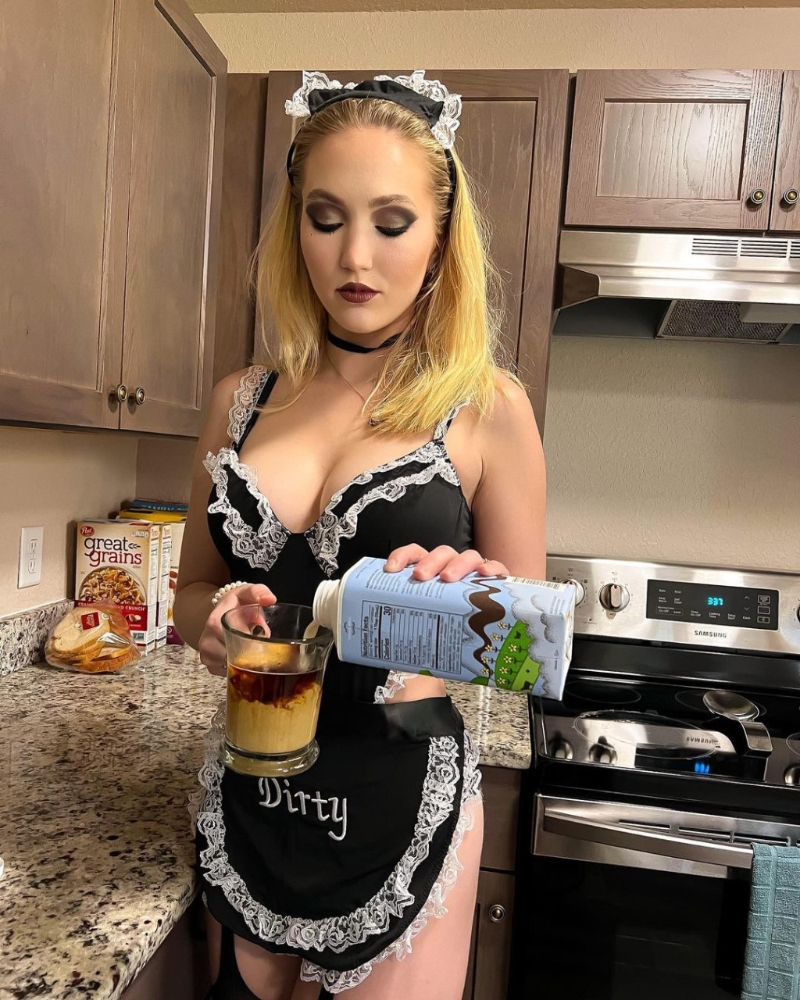 辣妹网红自爆做裸体钟点，打扫5屋日薪超2000美元 - 星岛环球网