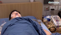 43岁霍启刚传病危进ICU？躺病床照原来出自TVB节目 | 星岛环球网