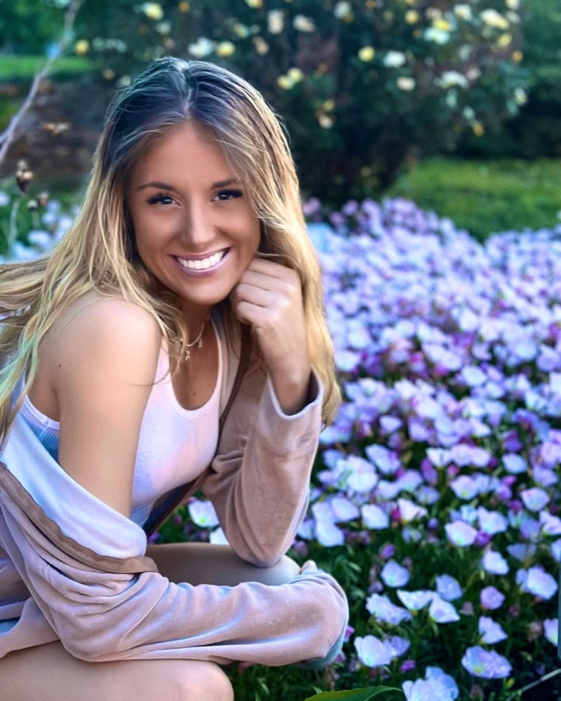 美国23岁女子被捕照震撼全网，私照曝光获封“最甜美罪犯” - 星岛环球网