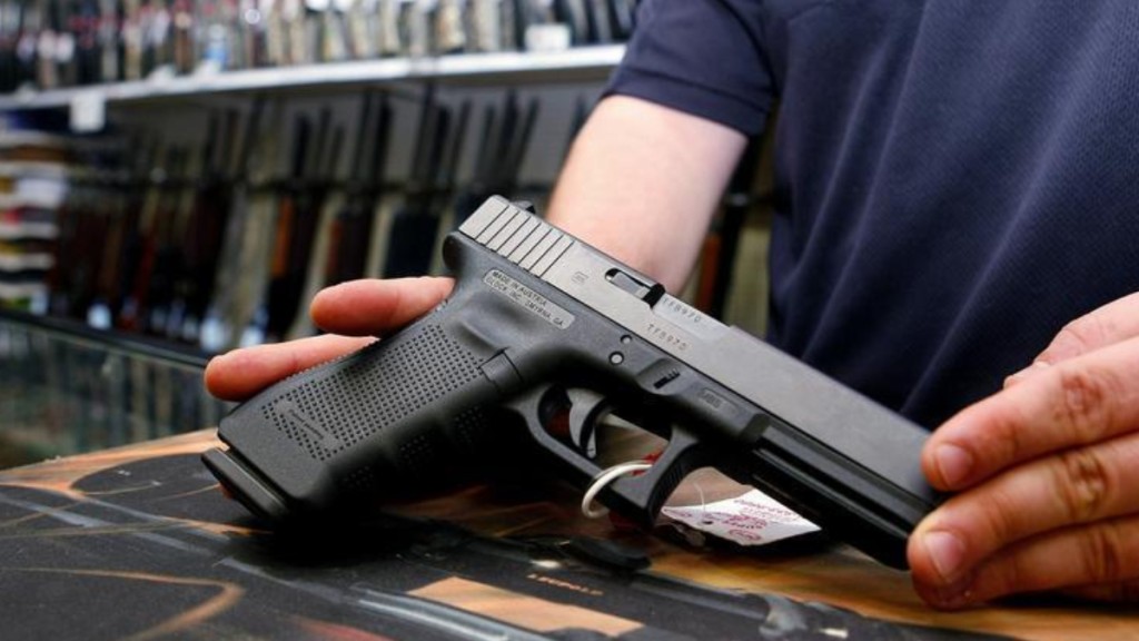 Glock手枪发明人逝世，一次偷听改写世界武器市场 | 星岛环球网