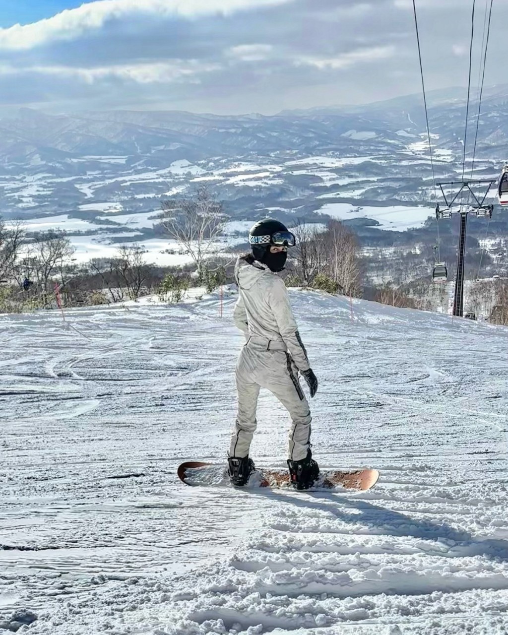 42岁名模游日全裸入镜！仅以雪球遮美臀 | 星岛环球网