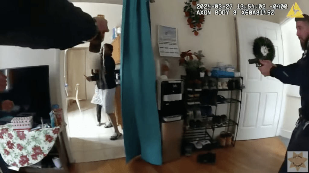 纽约19岁少年疑病发误打911，与警员冲突遭连轰4枪亡 - 星岛环球网