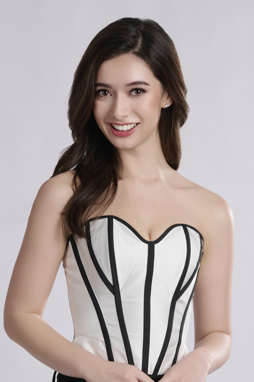 前港姐冠军雷庄儿再战选美！硬撼“40亿千金”蔡颂思争冠军 | 星岛环球网