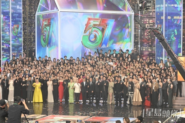 TVB台庆大合照排位证地位？“咪神”鼻祖重返C位，福将回归地位超然 | 星岛环球网