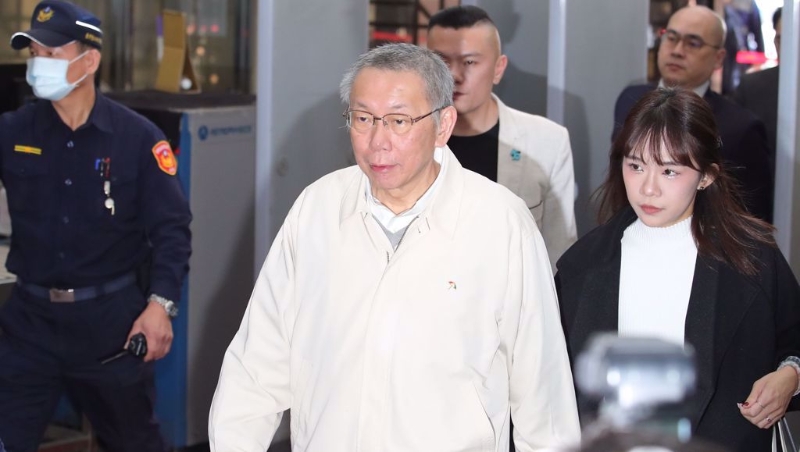 柯文哲7000万交保“身旁美女”是谁？网友搜出：打“空战”的 | 星岛环球网