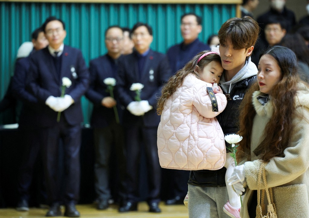 济州航空空难︱务安机场员工获公司赠机票，转送父母胞弟游泰成诀别 | 星岛环球网