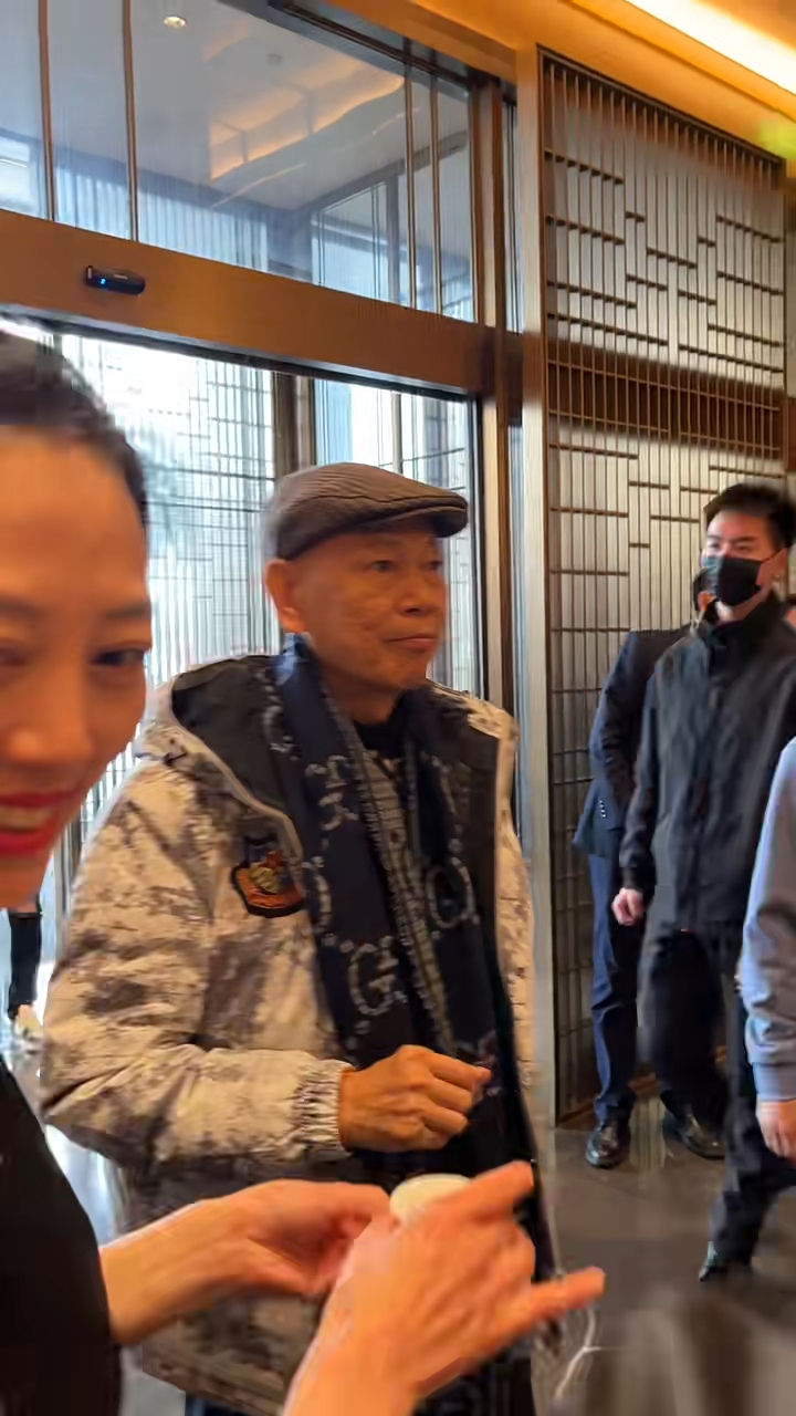 78岁罗家英气势十足！获美女军团“护法开路”步伐缓慢衣着打扮竟惹争议 | 星岛环球网