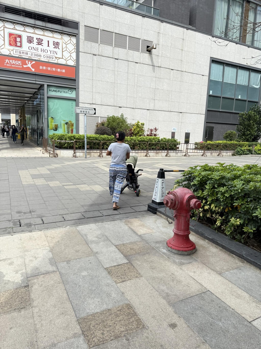 启德BB连人带车被丢便利店外，惊揭外佣带娃疑严重疏忽照顾 | 星岛环球网