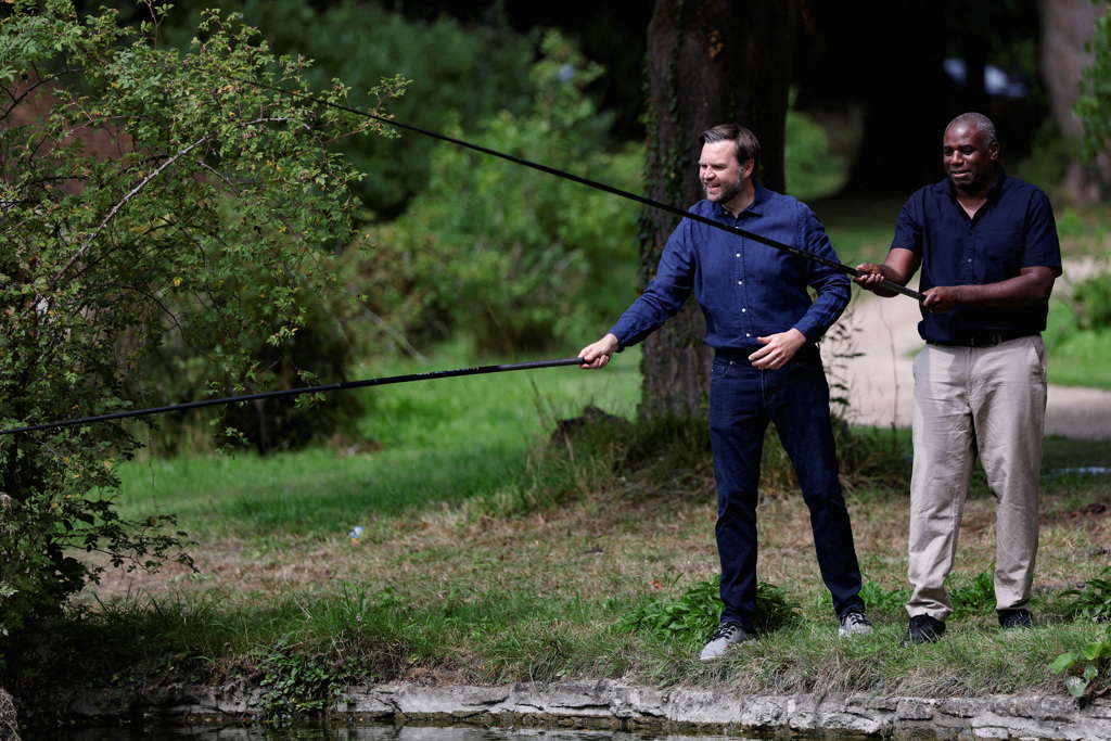 英国外相糗了，带万斯下乡“违法钓鱼”，恐挨重罚2500英镑 | 星岛环球网