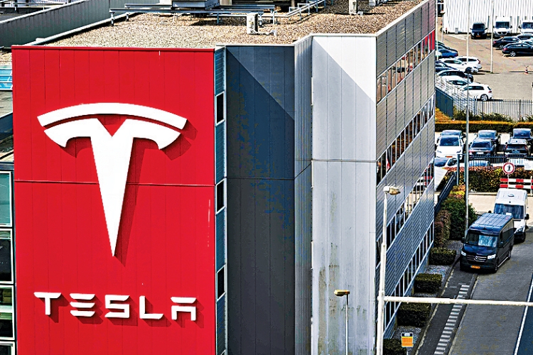 特斯拉技术员遭机器人袭击，伤者提告求偿5100万美元 | 星岛环球网